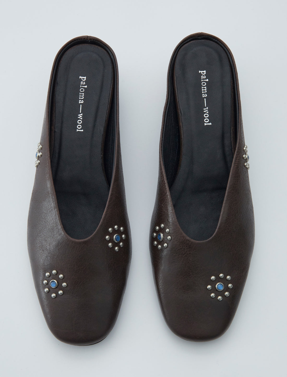 FERNANDA II-Brown round-toe mule with flower-shaped studs – paloma wool